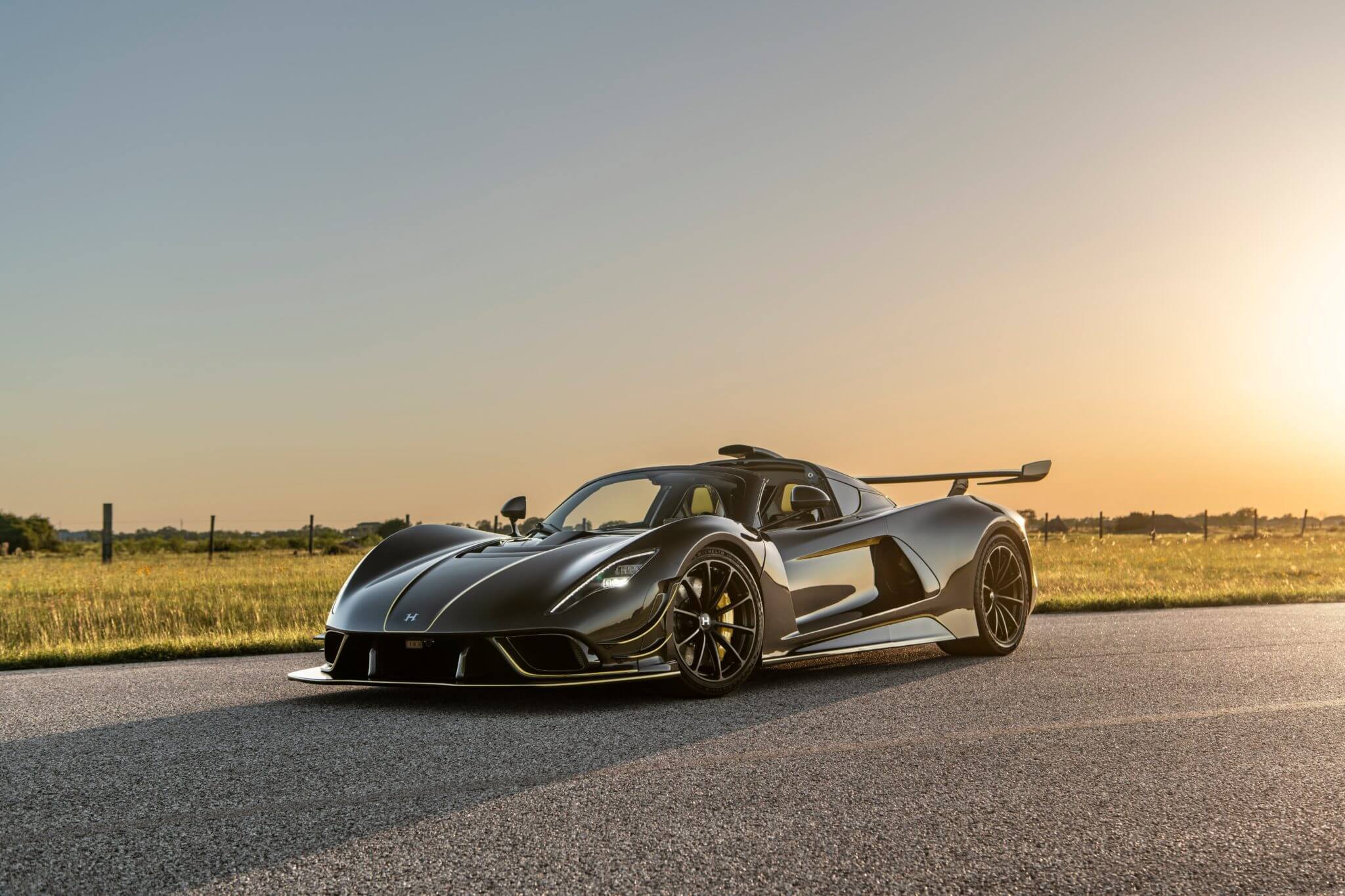 HENNESSEY VENOM F5 REVOLUTION ROADSTER: HYPERCAR MIT CARBONHAUT – Bigmag.tv